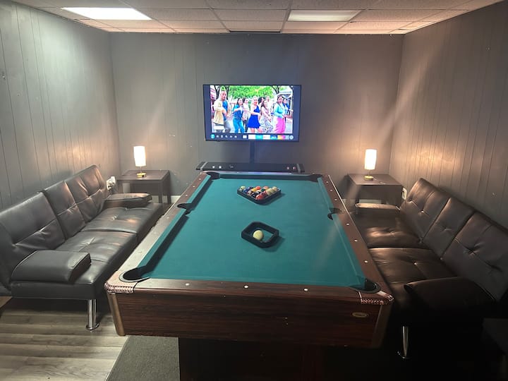 Ultimate Gamehouse: Pool + Arcade Rockford - Rockford