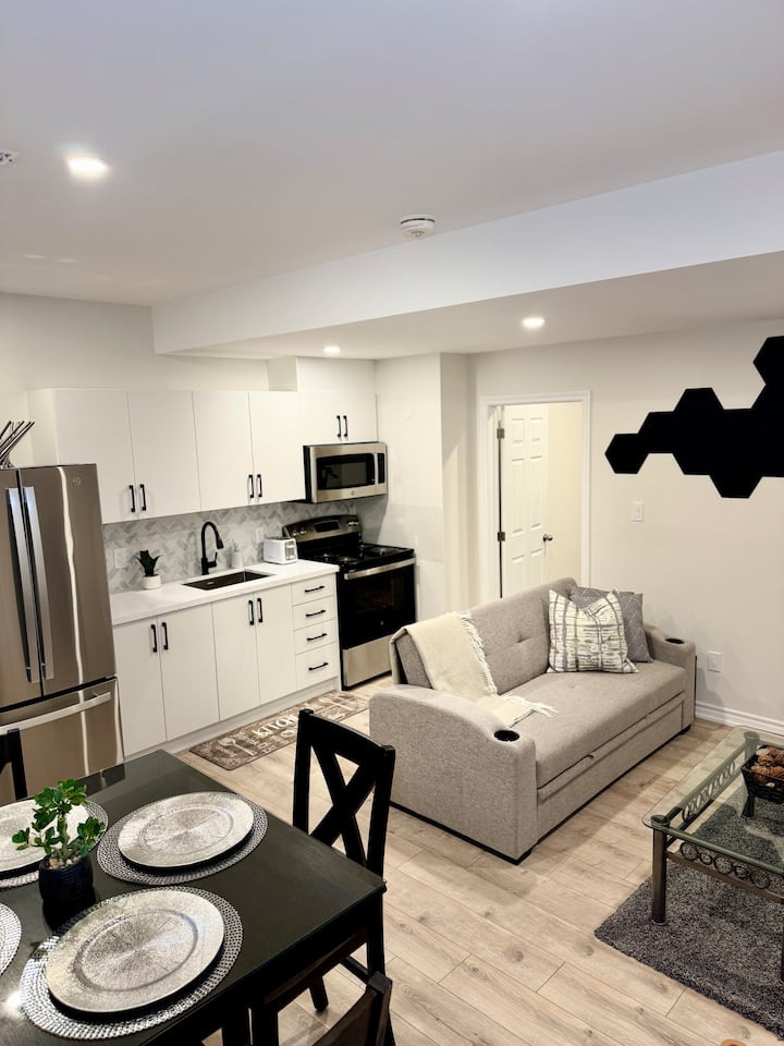 Lovely New High Ceiling Lower Level 1 Bedroom Apt - Ontario