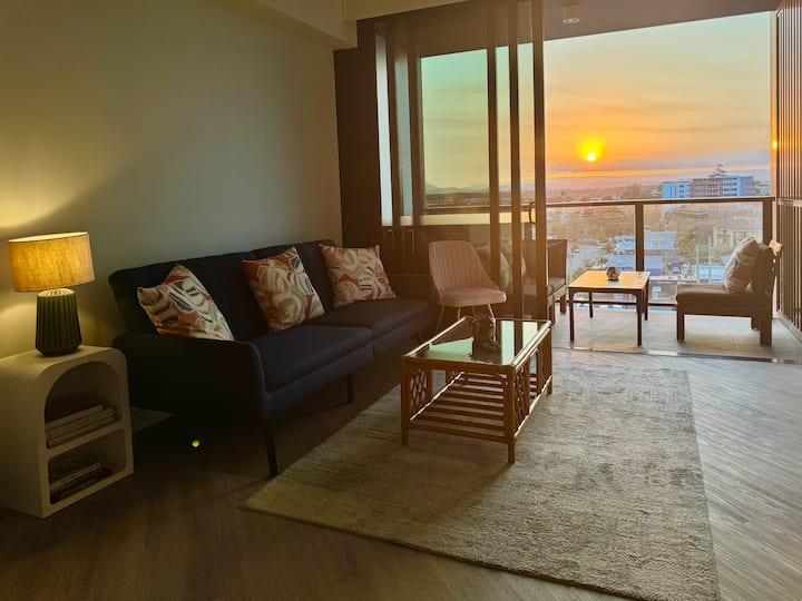 Stylish 1br | Sunset Views | Pool + Gym Access - Gold Coast