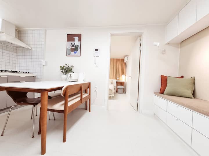 명동역과 남산케이블카가 가깝고 멋진 식당과 쇼핑하러 가기 좋은 최고의 숙소 1f - Seoul