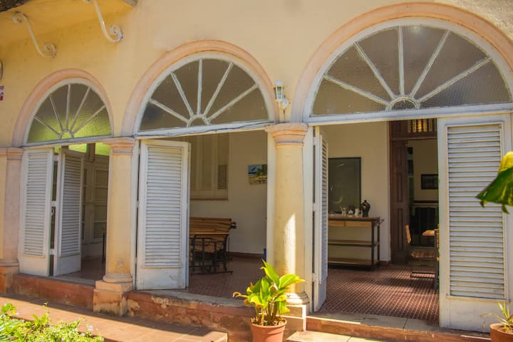 Casa Con Jardin, Porche,wifi,generador Electrico - Havana