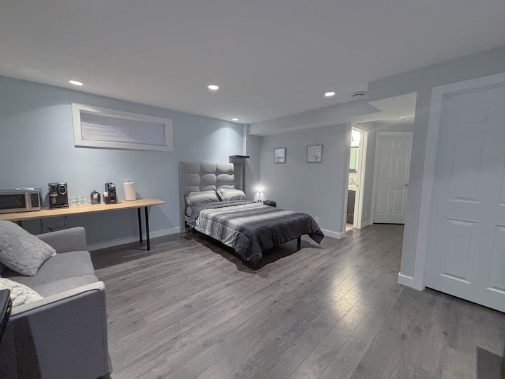 Cozy Walk-out Basement Suite - No Shared Spaces! - Canada