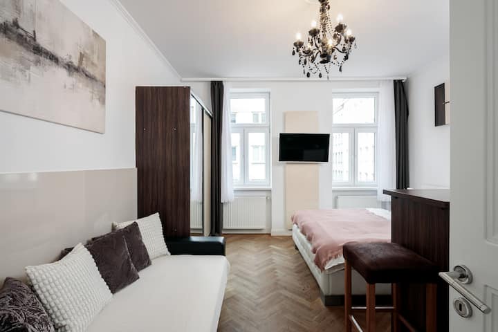 Traditional Studio By Metro, Quiet&center, 1month+ - Wien