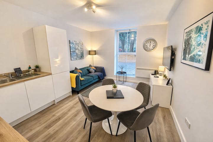 Two Bedroom Apartment - Free Parking - Sleeps 6 - Sandbanks