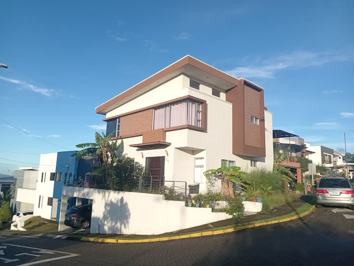 Spacious Home-hub To Explore Cr! - San José