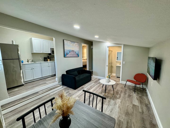 Serene Escape: Modern Comfort - 클리어워터