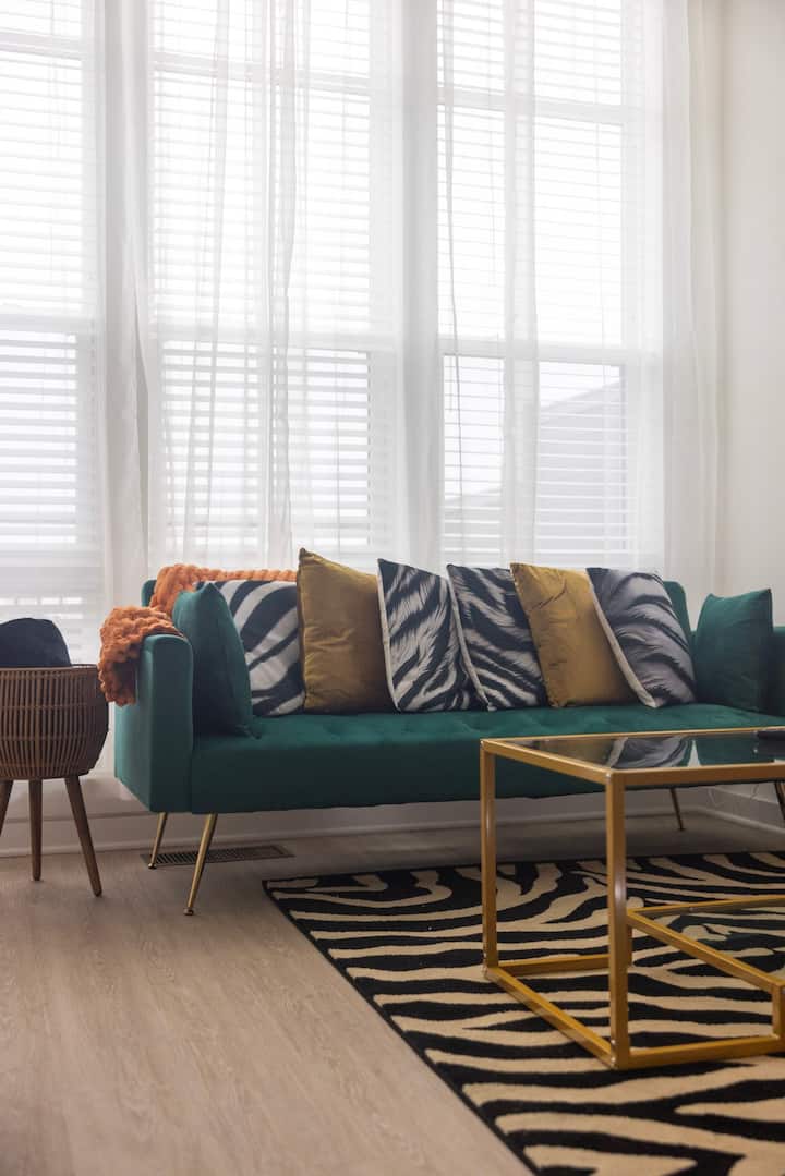 2 Story Penthouse  2 Balconies, Skyline View, Pool - 리치먼드