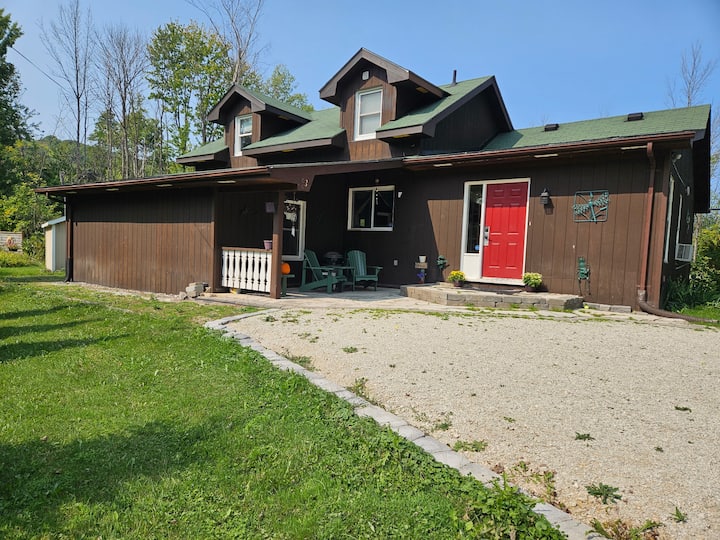 5 Mins To The Bay - 6 Bedroom Chalet With Hot Tub - Collingwood