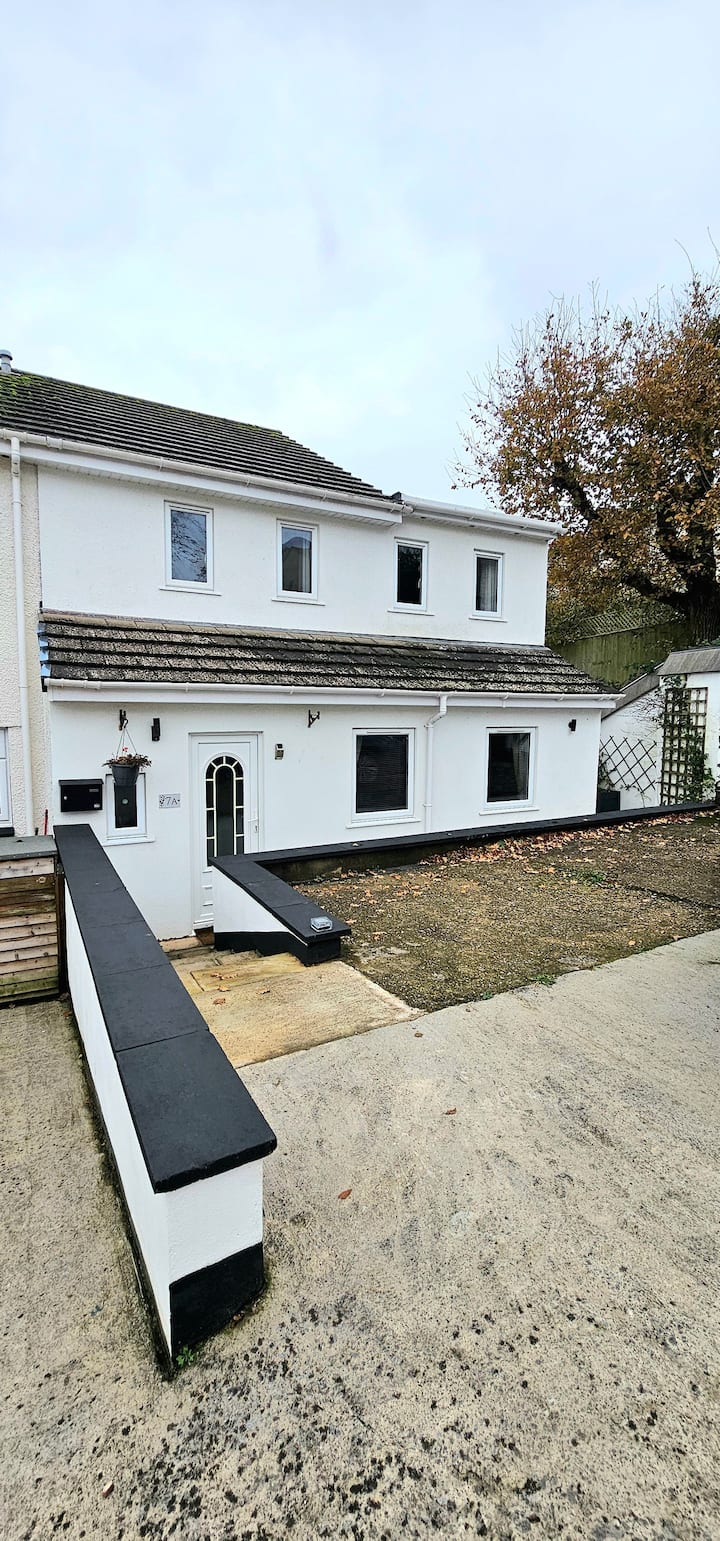 4 Bedroom 5 Bed House With Parking - Dawlish