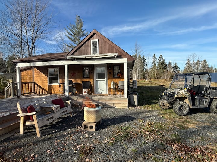 The 2 Cc’s Hideaway Cabin On Snowmobile Trail. - Bathurst, NB