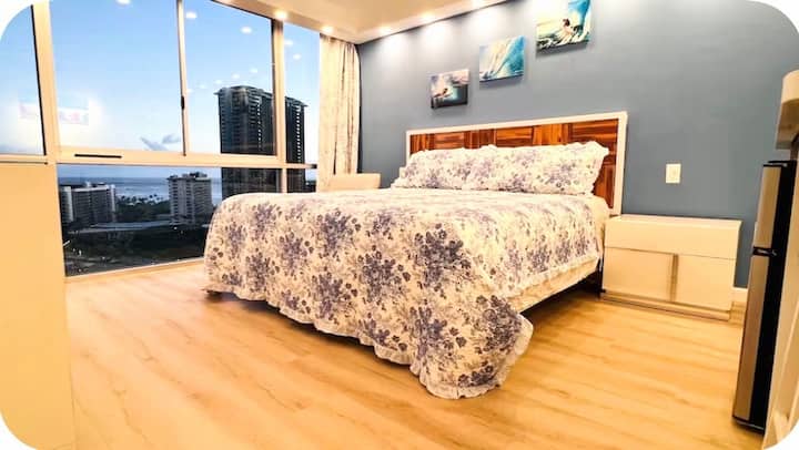 Panoramic Ocean & Park Views/ Convention Center - Honolulu, HI