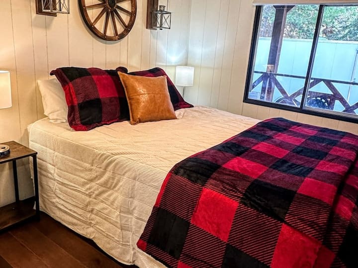 Yellowstones Family Vacay-kingbed, 2 Bathrooms! - Island Park, ID