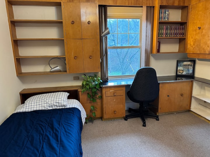 Cozy Library Room At Yoga Center - Syracuse, NY