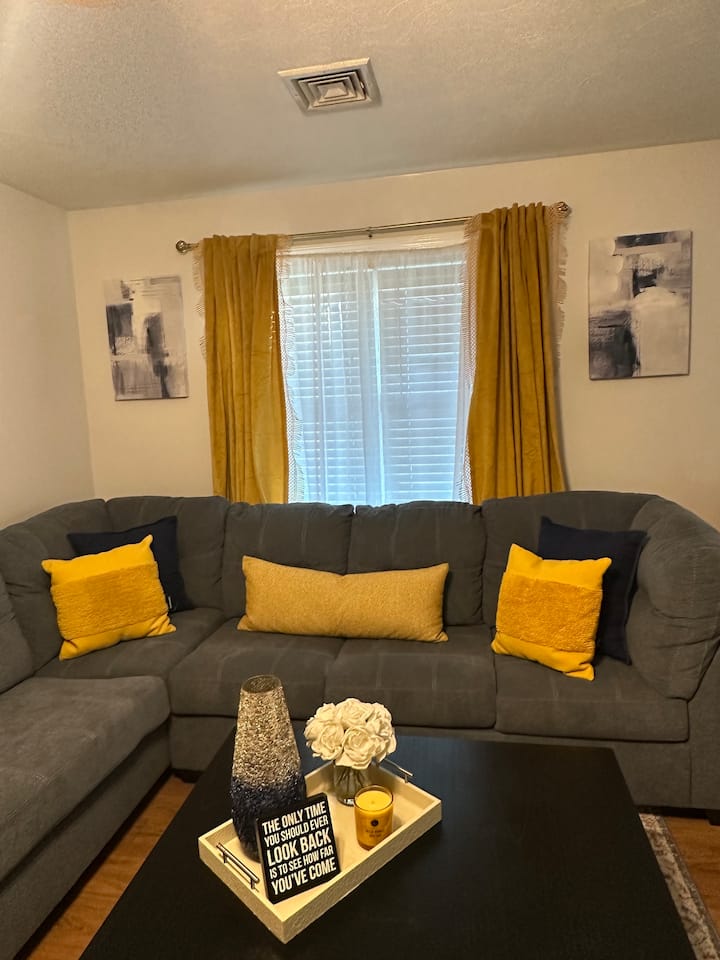 The Red Door Inn: Cozy Stay - Mansfield, MA