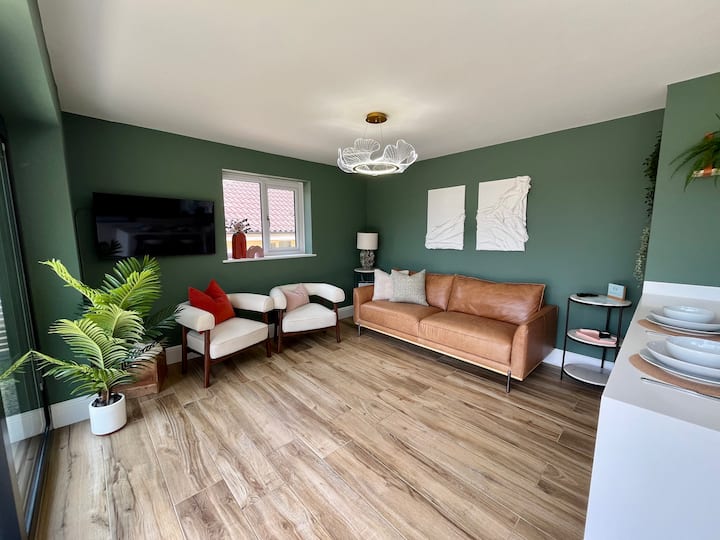 Modern 2 Bedroom Detached Home - Free Parking - Bath