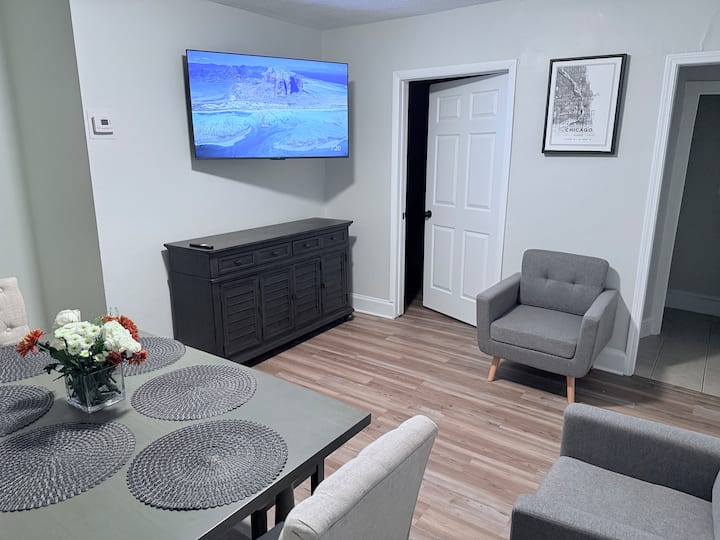 Modern Apt-10 Min From Navy Base - Waukegan, IL