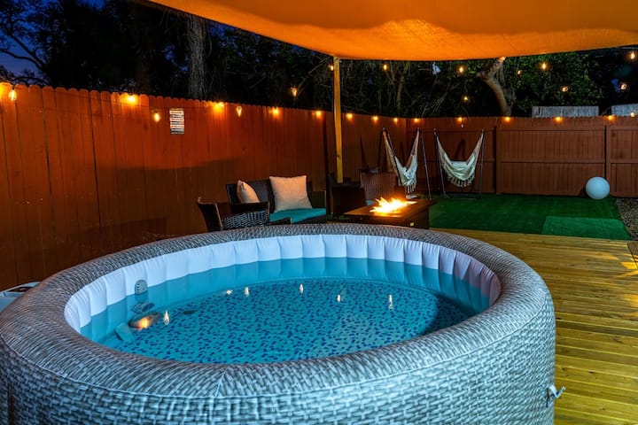 Tropical Vibes! Jacuzzi, Fire Pit, Near Beach & Dt - セント・ピーターズバーグ, FL