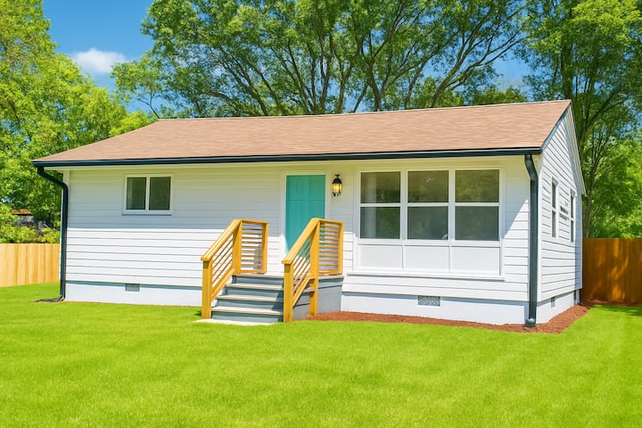 The Friendly & Cozy Blue House Near The Airport - Riverdale, GA