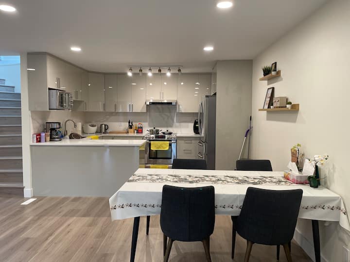 Spacious First-floor 2b1b In A House - Langley