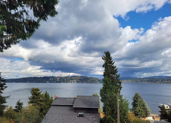 Quiet Lakeview Retreat 2 Decks - Seattle, WA