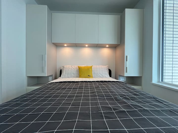 Private Central Location 1br&1bt Close To Mall - Burnaby