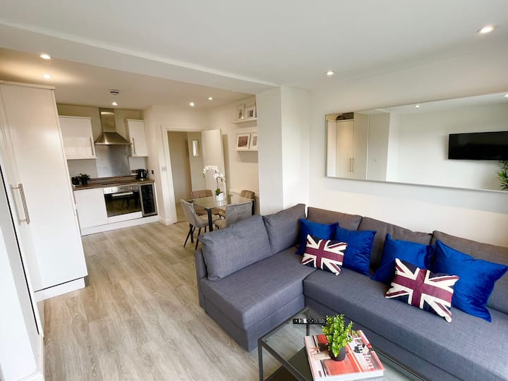 Cosy 2 Bedroom Apt Near London - ロンドン