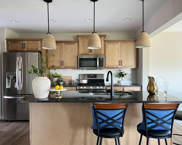 Mountain View, King Bed, With Gourmet Kitchen - Penn State University, State College