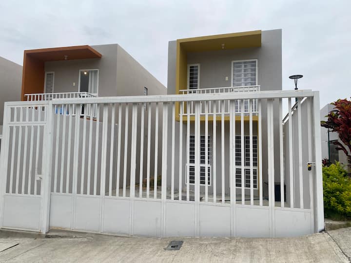 Casa 4 Camas, A/a, Garaje, Agua Caliente - Portoviejo