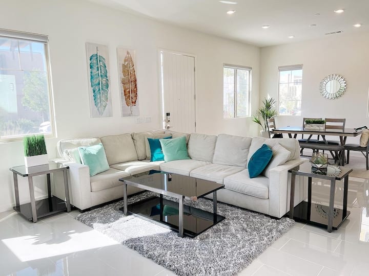 Large New 3b3.5b Irvine Villa - Irvine, CA
