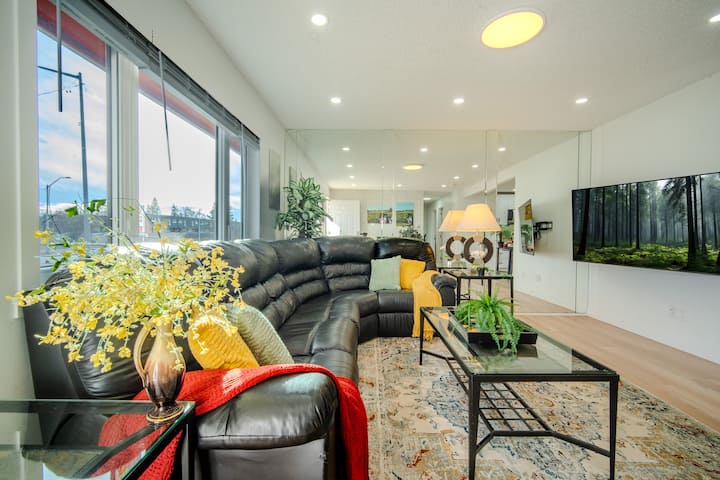 Bright Modern Home | Central Nw Calgary - Calgary