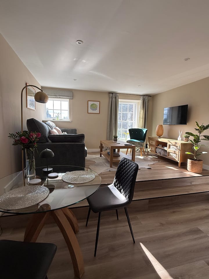 Shaftesbury Town Centre Location Near Gold Hill - Shaftesbury