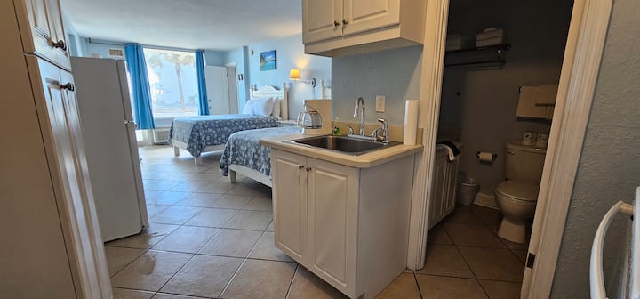 Cozy Family Abode - Sleeps 4 - Pool Front - Daytona Beach, FL