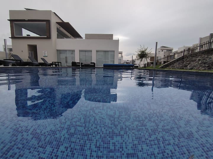 Frente A Starbucks, Parques Y Plazas, Vitalá - Querétaro