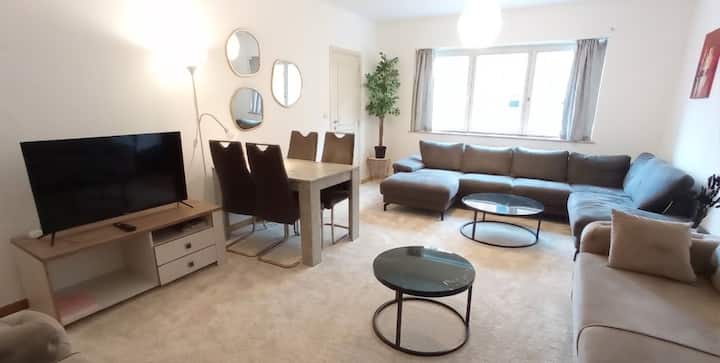 Free Parking In Garage! 2 Bedrooms. 3 Beds. - Schaerbeek