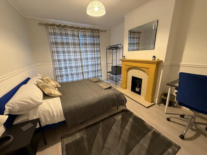 Four Bedroom Spacious House - Bristol