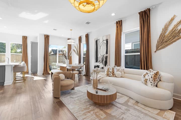 Spacious 8br Duplex Wit Rooftops +Ev —Sleep 16 - Houston, TX