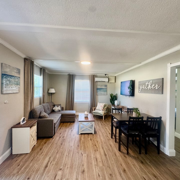 Renovated 1 Bedroom Coastal Escape, Near The Beach - Clearwater, FL