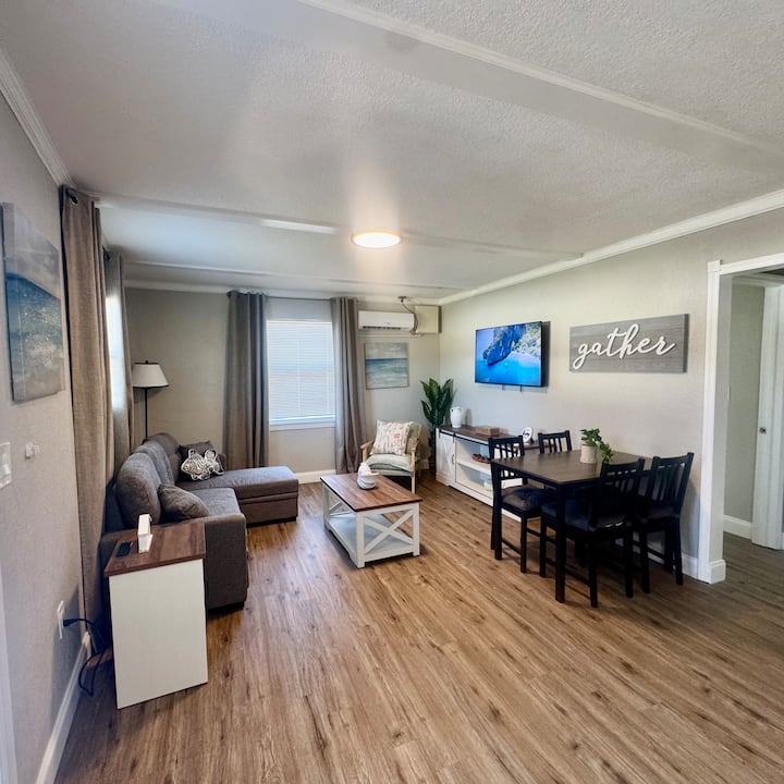 Renovated 1 Bedroom Coastal Escape, Near The Beach - Clearwater, FL