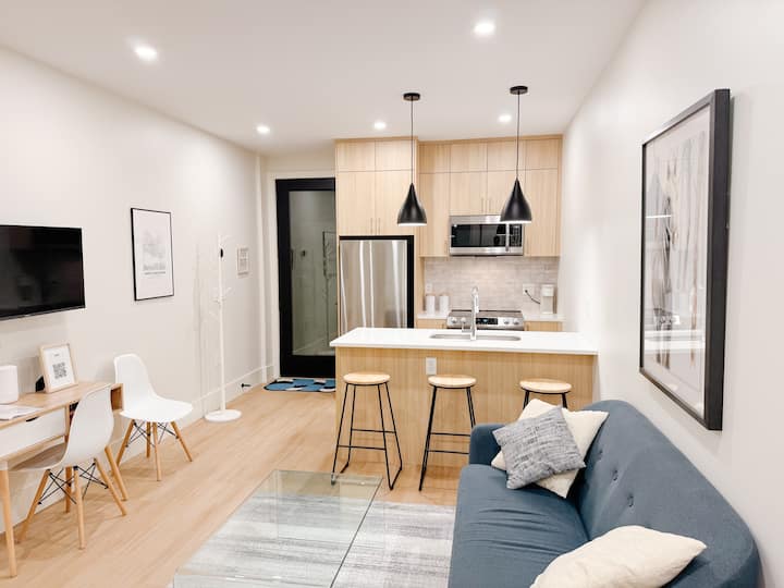 Private Suite In Brand New House - North Vancouver