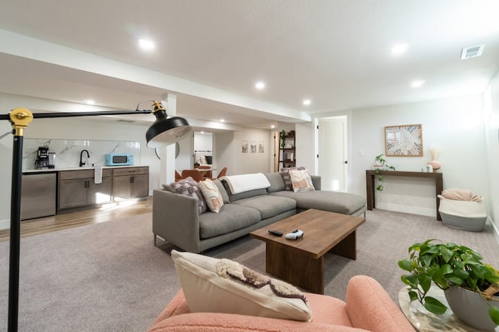 Spacious & Stylish Guest Suite - Denver, CO