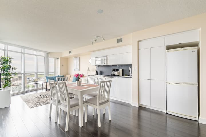 The Snug 1+1 Suite W/ Free Parking - Toronto