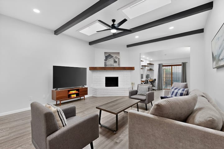 Quiet Abq Stay | Biopark | 2 Car Garage & Backyard - Albuquerque, NM