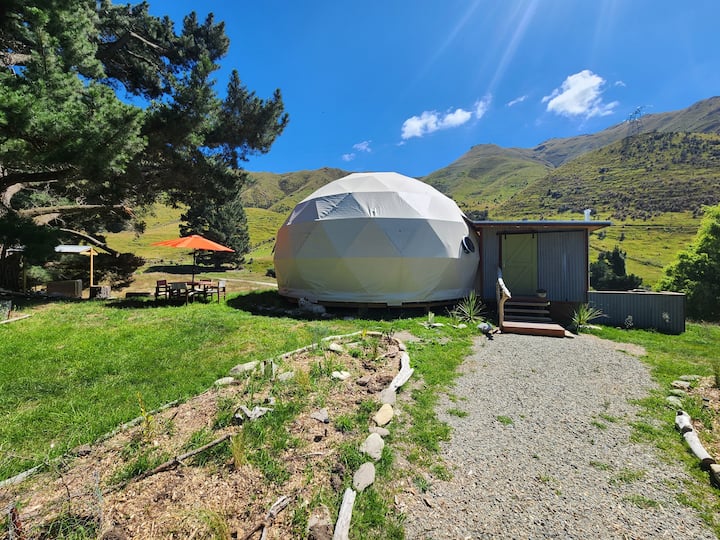 Danseys Pass Lavender Farm (Geodome Pīwakawaka) - South Island