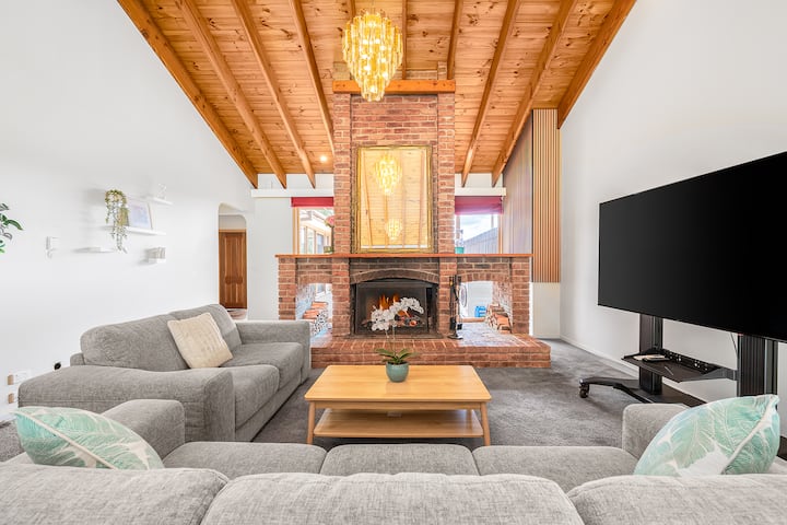 Peaceful Bushland Retreat With Treetop Hills Views - Croydon, Australia