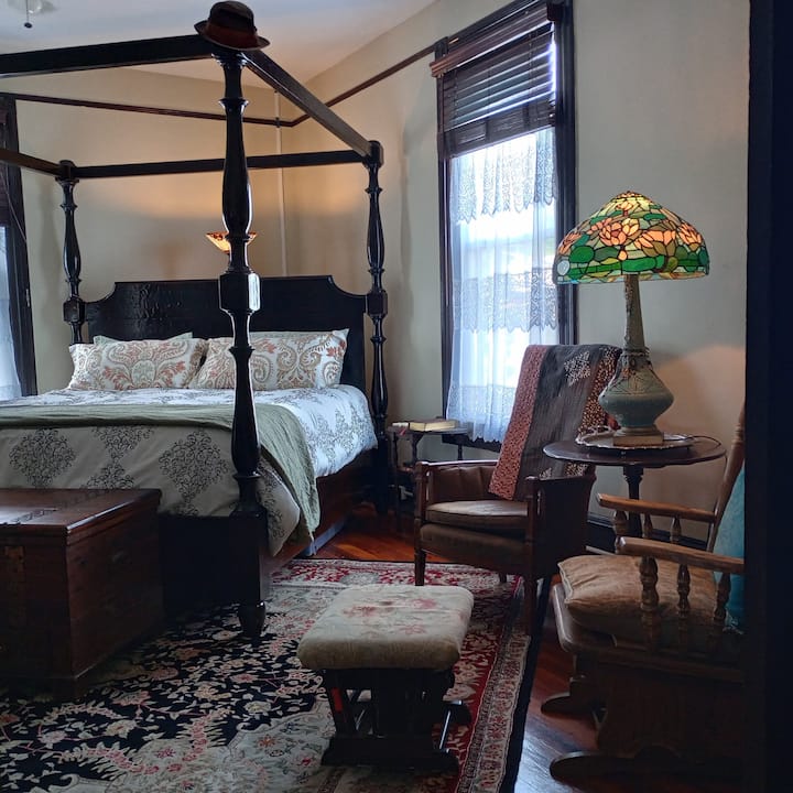 Victorian 2br 2 B 2nd Floor Apartment - Talladega, AL