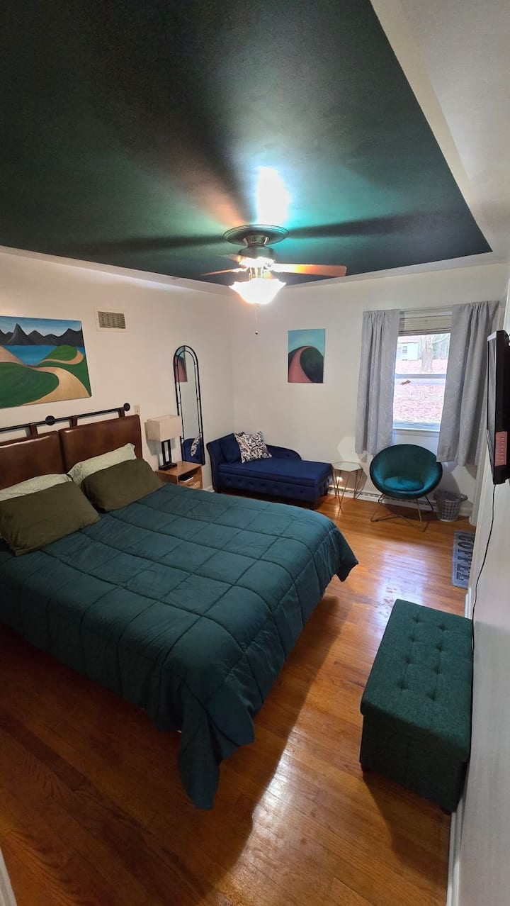 Queen Bed With Kitchenette - Youngstown, OH