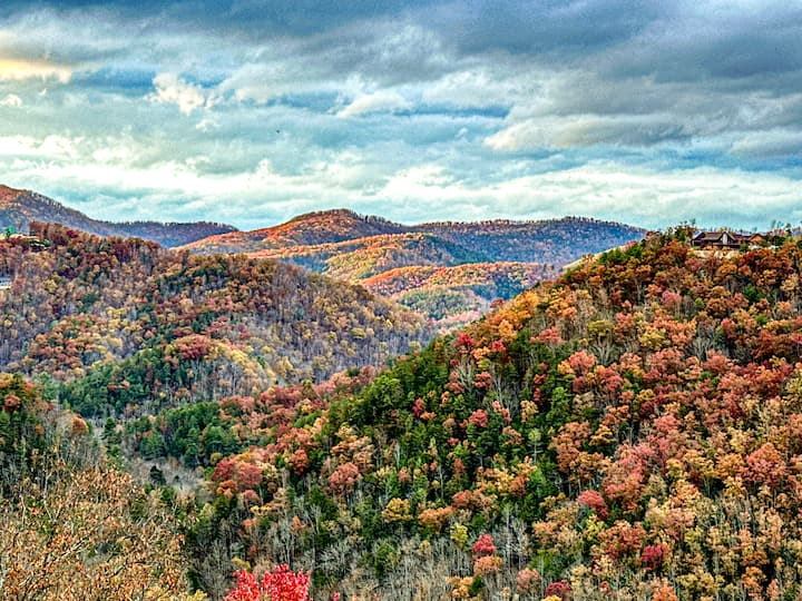 Mountaintop Cabin W/ Fall Views~hot Tub~game Room - Wears Valley, TN
