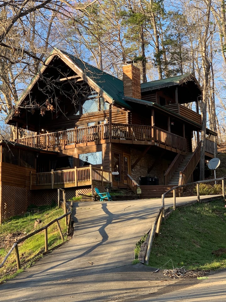 Bears Lair Cabin Chalet - Sevierville, TN