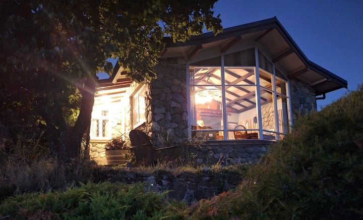 Character Lakeside Cottage - Wanaka