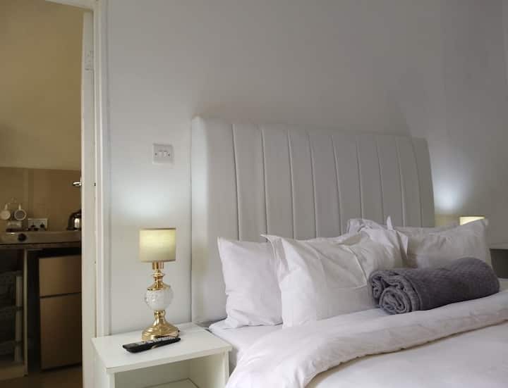 Cozy & Comfy- Shawasha Hills, Ryan's Guest House - Zimbabwe